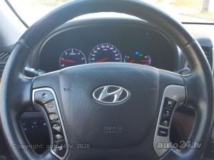 White Hyundai Santa Fe 2012 in Viljandi, with an engine capacity of 2.20 L and mileage of 280 thousand km for 5990 €, photo 15 on AUTOMOTO.COM.LV