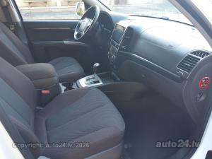 White Hyundai Santa Fe 2012 in Viljandi, with an engine capacity of 2.20 L and mileage of 280 thousand km for 5990 €, photo 16 on AUTOMOTO.COM.LV