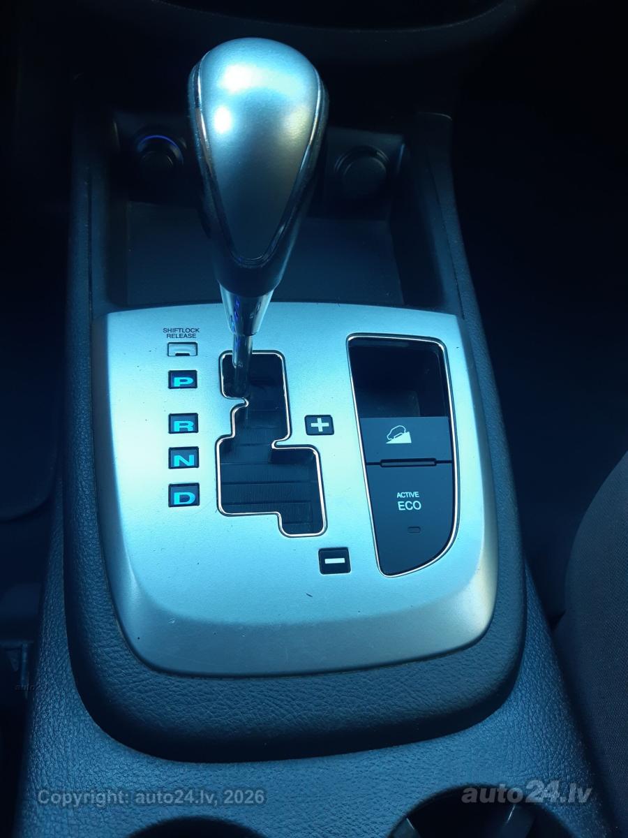 White Hyundai Santa Fe 2012 in Viljandi, with an engine capacity of 2.20 L and mileage of 280 thousand km for 5990 €, photo 19 on AUTOMOTO.COM.LV