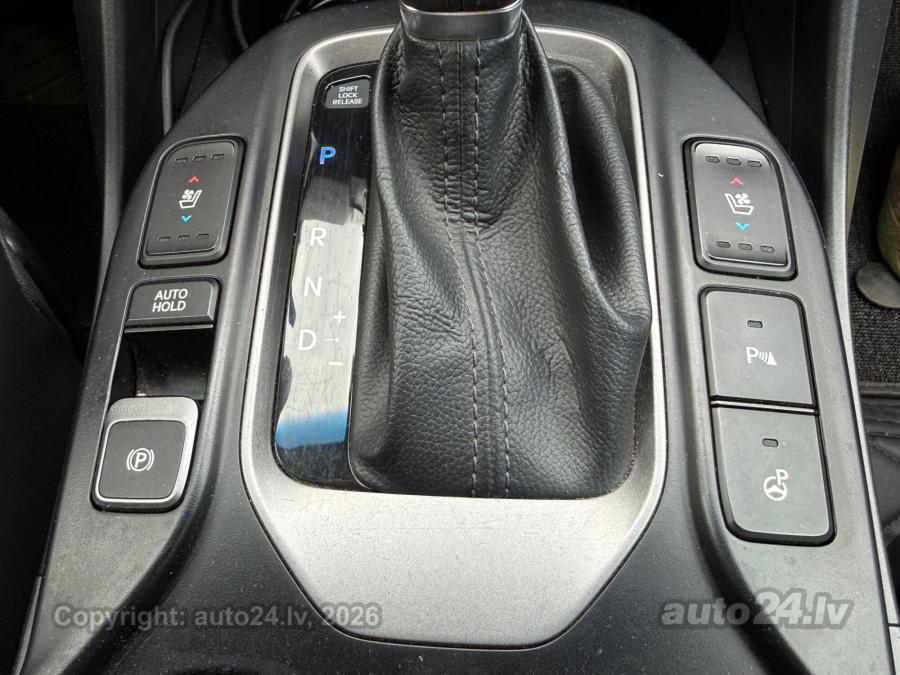 White Hyundai Santa Fe 2015 in Tallinn, with an engine capacity of 2.20 L and mileage of 150 thousand km for 15500 €, photo 16 on AUTOMOTO.COM.LV
