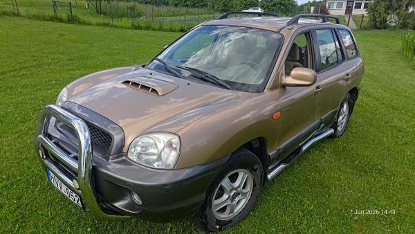 Yellow Hyundai Santa Fe 2002 in Vilnius, with an engine capacity of 1.99 L and mileage of 312 thousand km for 1500 €, photo 1 on AUTOMOTO.COM.LV