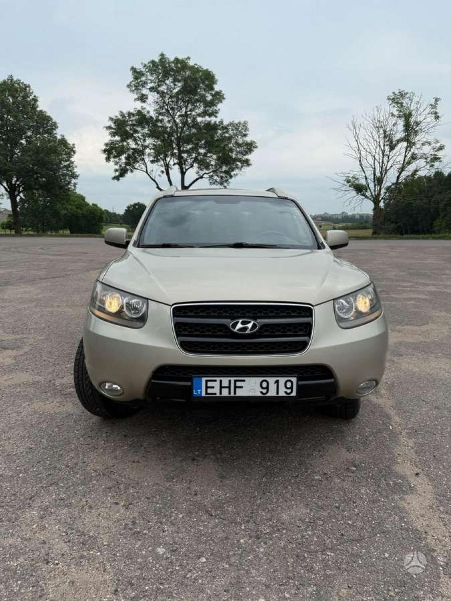 Yellow Hyundai Santa Fe 2006 in Kaunas, with an engine capacity of 2.66 L and mileage of 145 thousand km for 3849 €, photo 1 on AUTOMOTO.COM.LV
