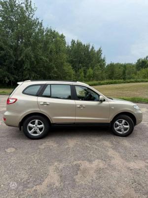 Yellow Hyundai Santa Fe 2006 in Kaunas, with an engine capacity of 2.66 L and mileage of 145 thousand km for 3849 €, photo 6 on AUTOMOTO.COM.LV
