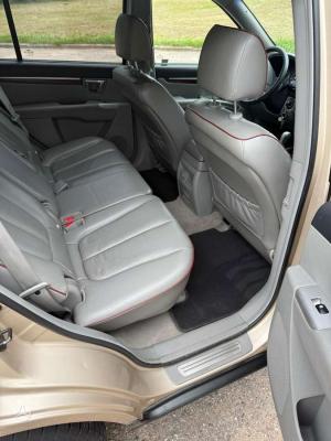 Yellow Hyundai Santa Fe 2006 in Kaunas, with an engine capacity of 2.66 L and mileage of 145 thousand km for 3849 €, photo 17 on AUTOMOTO.COM.LV