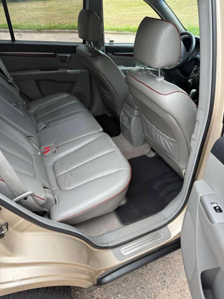 Yellow Hyundai Santa Fe 2006 in Kaunas, with an engine capacity of 2.66 L and mileage of 145 thousand km for 3849 €, photo 17 on AUTOMOTO.COM.LV