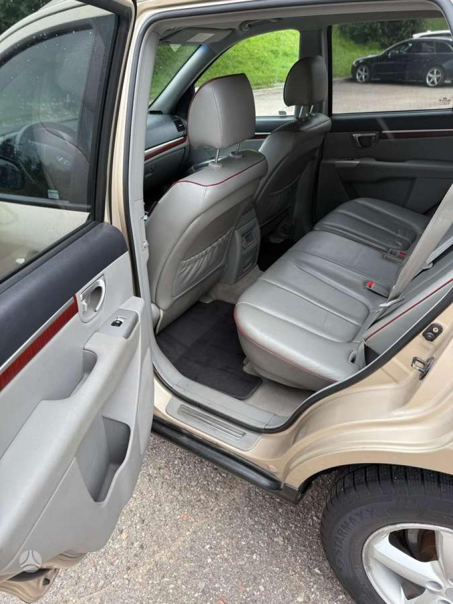 Yellow Hyundai Santa Fe 2006 in Kaunas, with an engine capacity of 2.66 L and mileage of 145 thousand km for 3849 €, photo 18 on AUTOMOTO.COM.LV