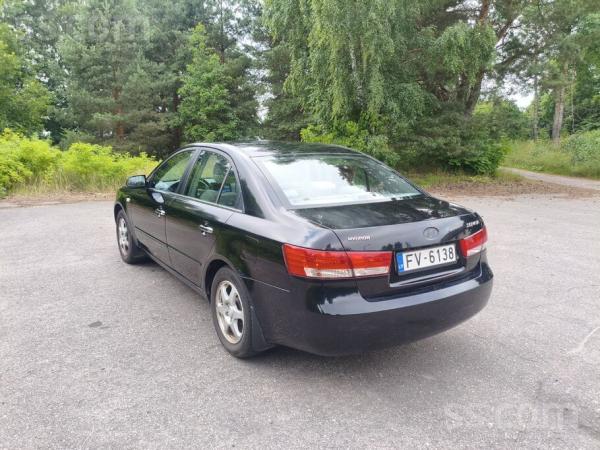 Black Hyundai Sonata 2006 in Riga, with an engine capacity of 2.40 L and mileage of 120 thousand km for 1800 €, photo 3 on AUTOMOTO.COM.LV