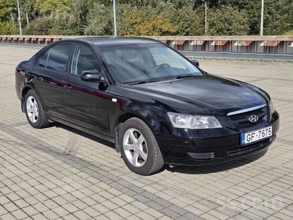 Hyundai Sonata 2006 in Riga on AUTOMOTO.COM.LV Black Hyundai Sonata 2006 in Riga, with an engine capacity of 2.40 L and mileage of 188 thousand km for 1590 €, photo 4 on AUTOMOTO.COM.LV