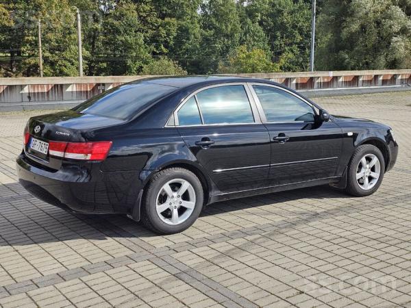 Hyundai Sonata 2006 in Riga on AUTOMOTO.COM.LV Black Hyundai Sonata 2006 in Riga, with an engine capacity of 2.40 L and mileage of 188 thousand km for 1590 €, photo 5 on AUTOMOTO.COM.LV