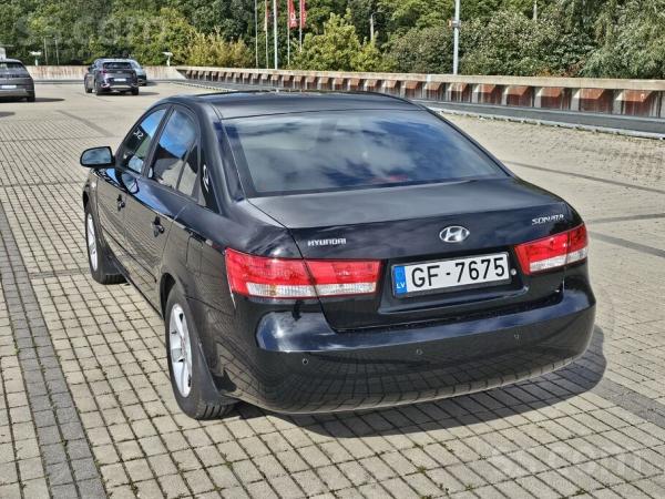 Hyundai Sonata 2006 in Riga on AUTOMOTO.COM.LV Black Hyundai Sonata 2006 in Riga, with an engine capacity of 2.40 L and mileage of 188 thousand km for 1590 €, photo 6 on AUTOMOTO.COM.LV