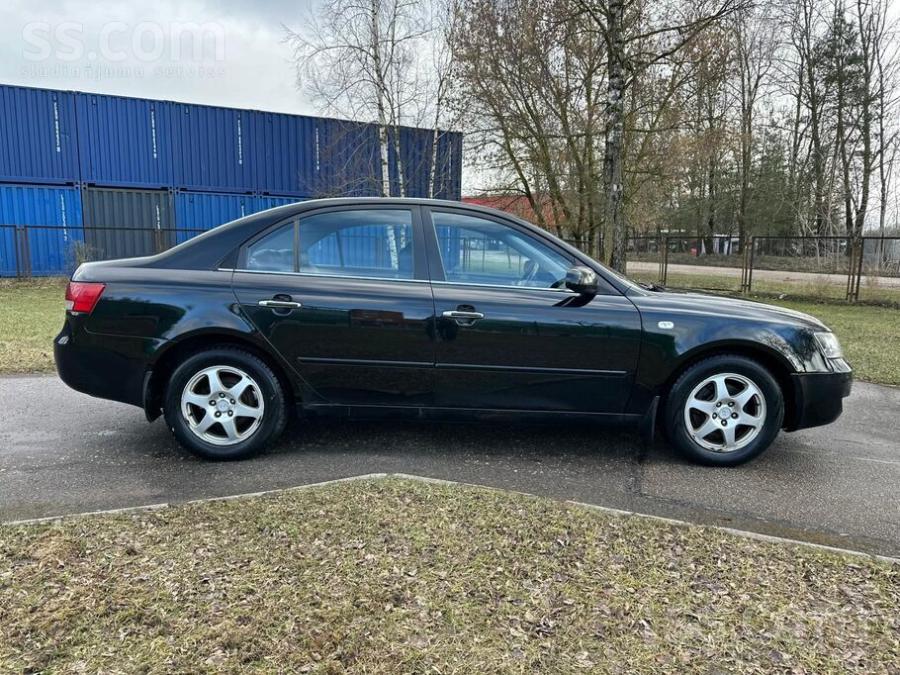 Black Hyundai Sonata 2007 in Riga, with an engine capacity of 2.00 L and mileage of 213 thousand km for 1375 €, photo 4 on AUTOMOTO.COM.LV