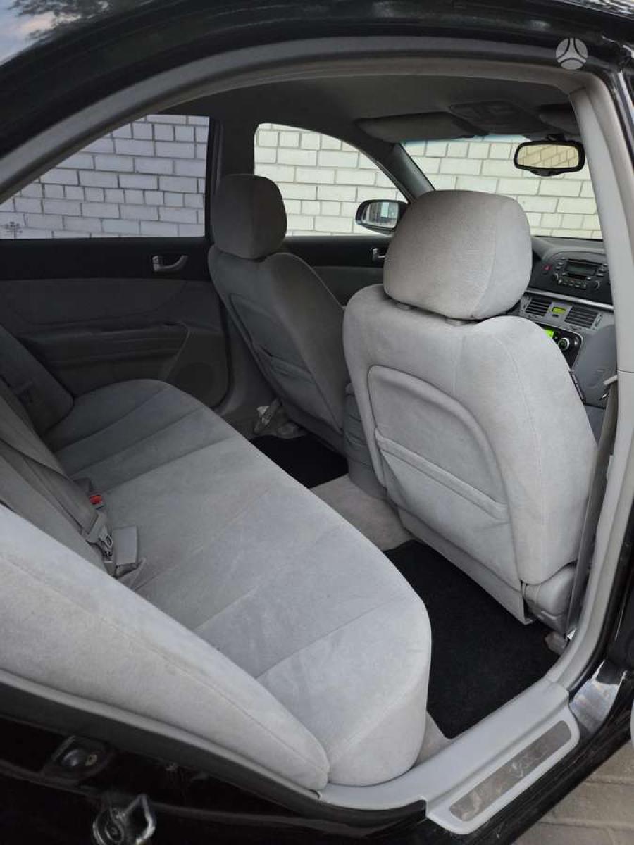 Black Hyundai Sonata 2007 in Vilnius, with an engine capacity of 1.99 L and mileage of 195 thousand km for 2500 €, photo 17 on AUTOMOTO.COM.LV