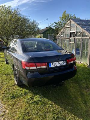 Black Hyundai Sonata 2007 in Narva, with an engine capacity of 2.00 L and mileage of 385 thousand km for 1500 €, photo 5 on AUTOMOTO.COM.LV