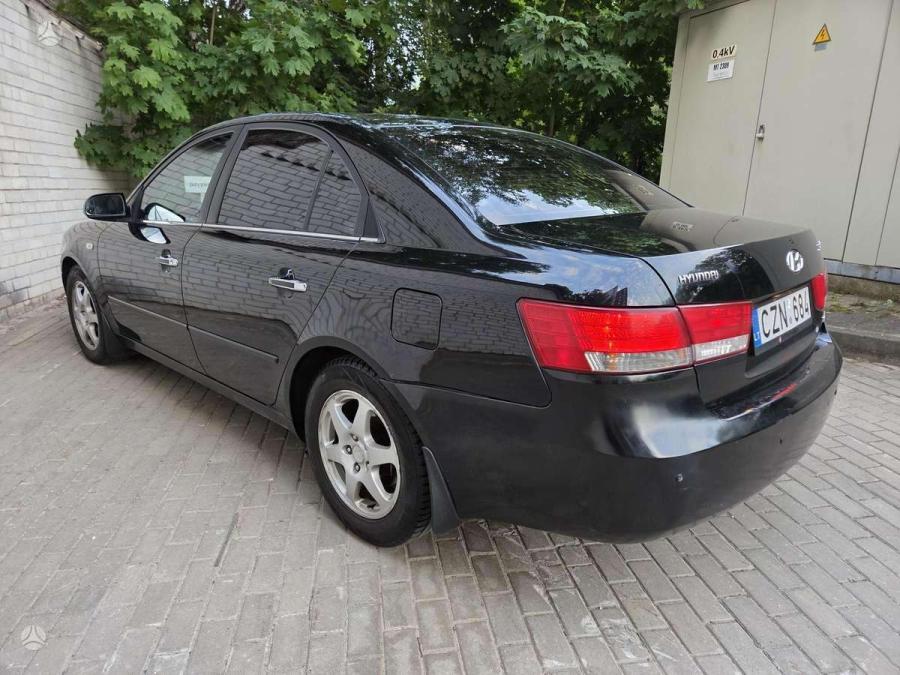 Black Hyundai Sonata 2007 in Vilnius, with an engine capacity of 1.99 L and mileage of 195 thousand km for 2400 €, photo 9 on AUTOMOTO.COM.LV