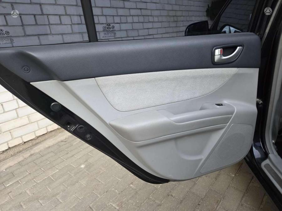 Black Hyundai Sonata 2007 in Vilnius, with an engine capacity of 1.99 L and mileage of 195 thousand km for 2400 €, photo 12 on AUTOMOTO.COM.LV