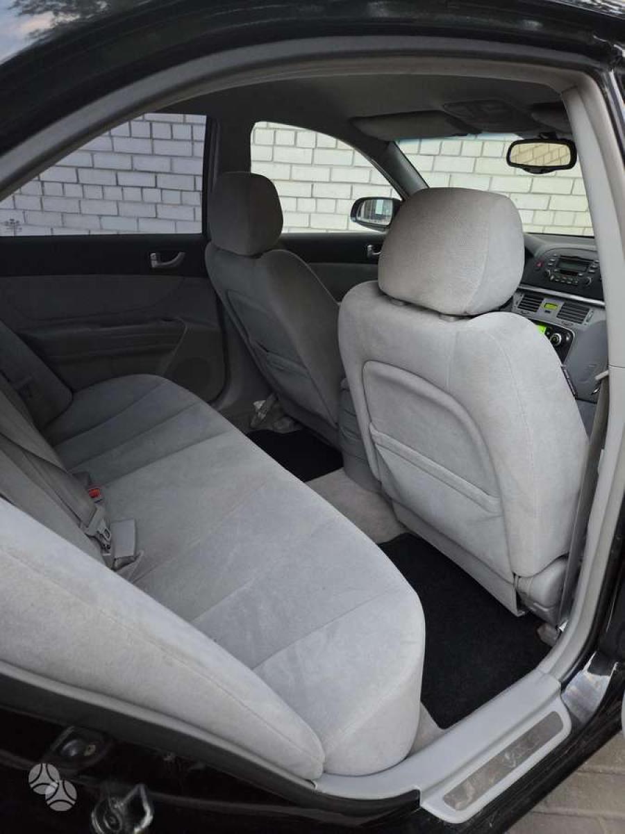 Black Hyundai Sonata 2007 in Vilnius, with an engine capacity of 1.99 L and mileage of 195 thousand km for 2400 €, photo 17 on AUTOMOTO.COM.LV
