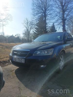 Black Hyundai Sonata 2008 in Riga, with an engine capacity of 2.00 L and mileage of 276 thousand km for 990 €, photo 4 on AUTOMOTO.COM.LV