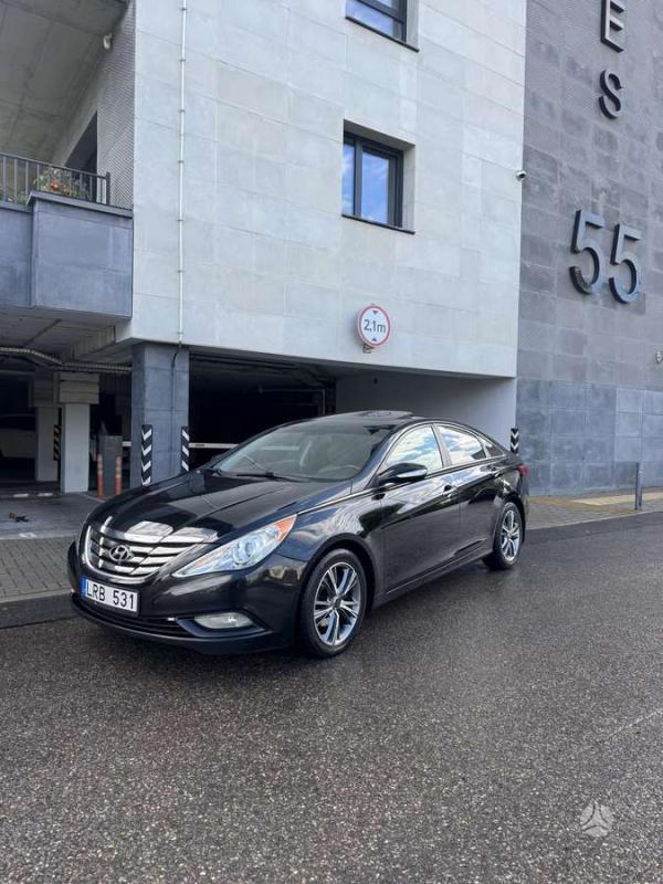 Black Hyundai Sonata 2012 in Vilnius, with an engine capacity of 2.00 L and mileage of 171 thousand km for 4000 €, photo 5 on AUTOMOTO.COM.LV