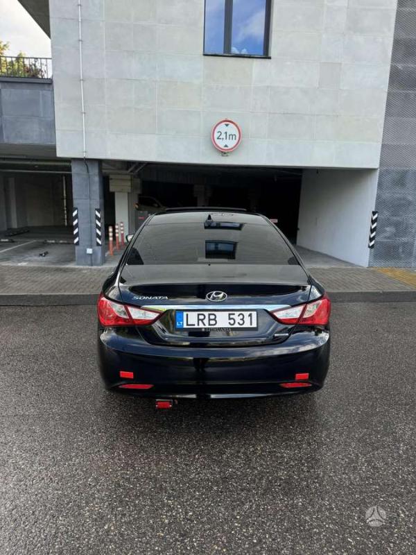 Black Hyundai Sonata 2012 in Vilnius, with an engine capacity of 2.00 L and mileage of 171 thousand km for 4000 €, photo 10 on AUTOMOTO.COM.LV