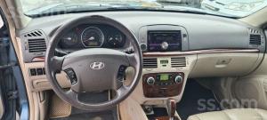 Blue Hyundai Sonata 2005 in Jelgava, with an engine capacity of 3.30 L and mileage of 292 thousand km for 1890 €, photo 4 on AUTOMOTO.COM.LV