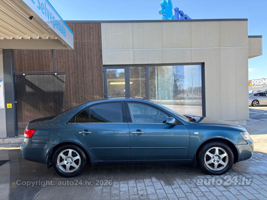 Blue Hyundai Sonata 2006 in Rapla, with an engine capacity of 2.40 L and mileage of 246 thousand km for 800 €, photo 6 on AUTOMOTO.COM.LV