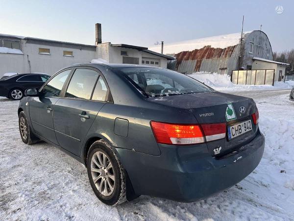 Blue Hyundai Sonata 2007 in Vilnius, with an engine capacity of 2.36 L and mileage of 130 thousand km for 700 €, photo 4 on AUTOMOTO.COM.LV