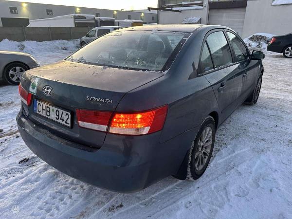 Blue Hyundai Sonata 2007 in Vilnius, with an engine capacity of 2.36 L and mileage of 130 thousand km for 700 €, photo 5 on AUTOMOTO.COM.LV
