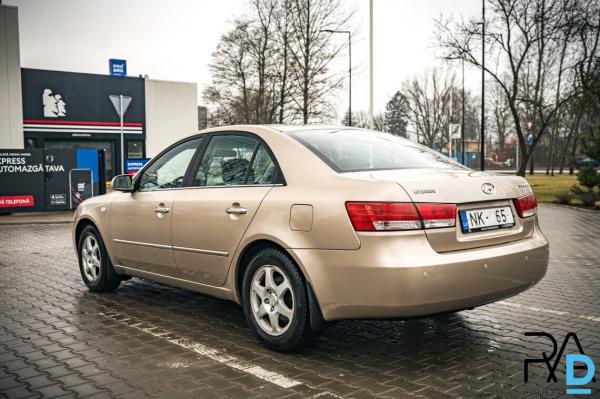 Brūns Hyundai Sonata 2008 Rīga, ar dzinēja tilpumu 2.40 L un nobraukumu 223 tūkst. km par 2590 €, foto 2 vietnē AUTOMOTO.COM.LV