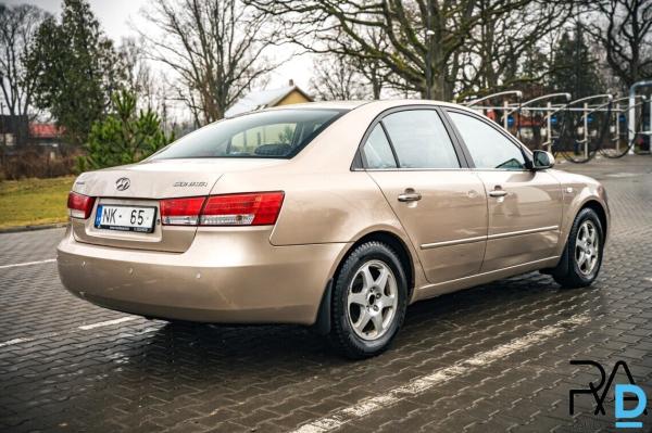 Brūns Hyundai Sonata 2008 Rīga, ar dzinēja tilpumu 2.40 L un nobraukumu 223 tūkst. km par 2590 €, foto 3 vietnē AUTOMOTO.COM.LV