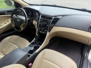 Brown Hyundai Sonata 2012 in Vilnius, with an engine capacity of 2.36 L and mileage of 140 thousand km for 3500 €, photo 13 on AUTOMOTO.COM.LV