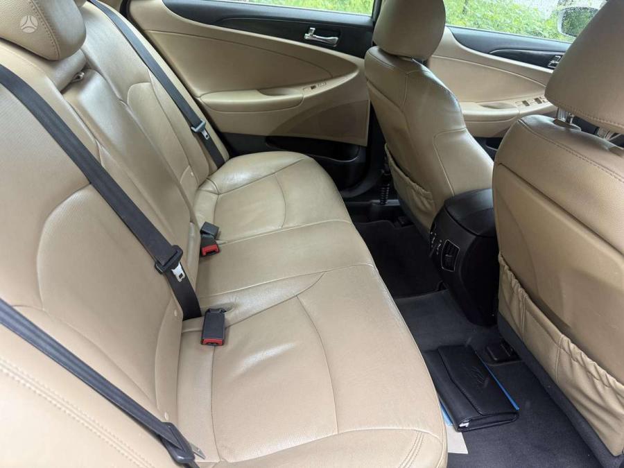 Brown Hyundai Sonata 2012 in Vilnius, with an engine capacity of 2.36 L and mileage of 140 thousand km for 3500 €, photo 15 on AUTOMOTO.COM.LV
