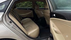 Brūns Hyundai Sonata 2014 Viļņa, ar dzinēja tilpumu 2.36 L un nobraukumu 140 tūkst. km par 4300 €, foto 28 vietnē AUTOMOTO.COM.LV