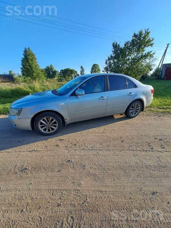 Pelēks Hyundai Sonata 2006 Jēkabpils, ar dzinēja tilpumu 2.00 L un nobraukumu 223 tūkst. km par 1000 €, foto 2 vietnē AUTOMOTO.COM.LV