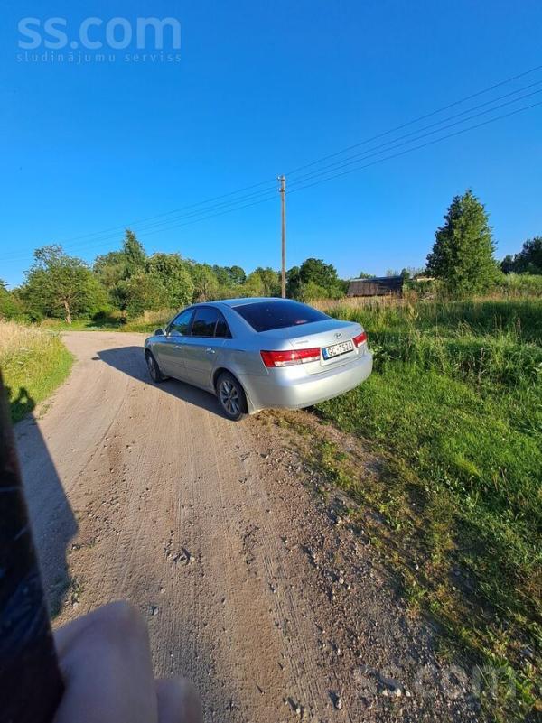 Pelēks Hyundai Sonata 2006 Jēkabpils, ar dzinēja tilpumu 2.00 L un nobraukumu 223 tūkst. km par 1000 €, foto 3 vietnē AUTOMOTO.COM.LV
