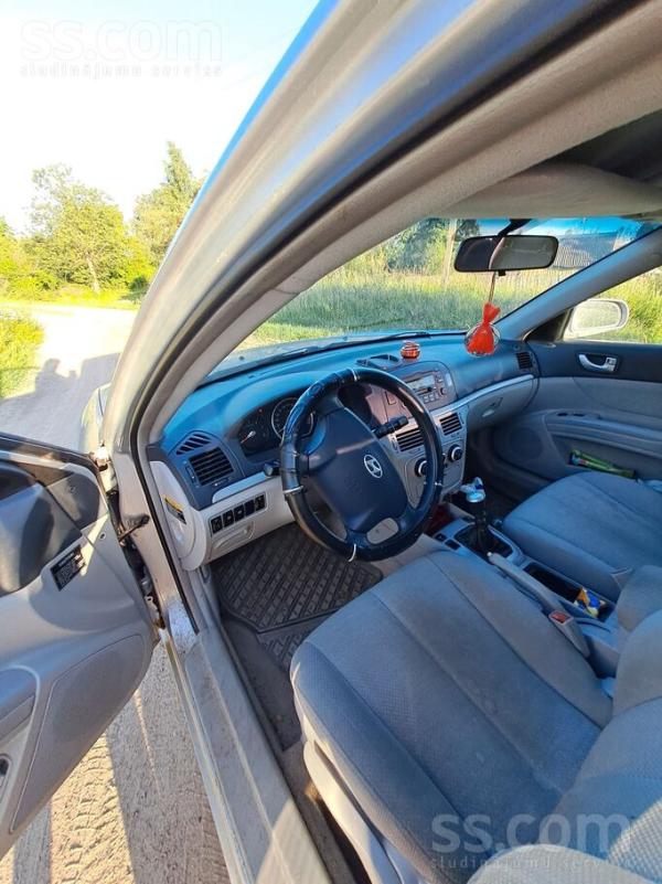 Pelēks Hyundai Sonata 2006 Jēkabpils, ar dzinēja tilpumu 2.00 L un nobraukumu 223 tūkst. km par 1000 €, foto 4 vietnē AUTOMOTO.COM.LV