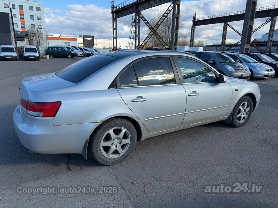 Pelēks Hyundai Sonata 2006 Tallina, ar dzinēja tilpumu 2.40 L un nobraukumu 251 tūkst. km par 499 €, foto 4 vietnē AUTOMOTO.COM.LV