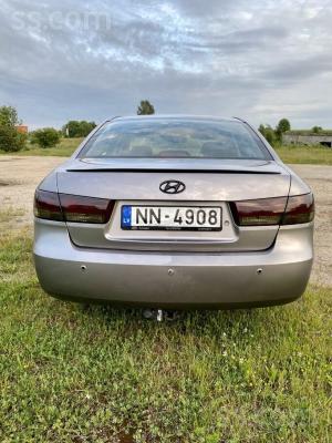 Pelēks Hyundai Sonata 2007 Liepāja, ar dzinēja tilpumu 2.00 L un nobraukumu 352 tūkst. km par 1700 €, foto 5 vietnē AUTOMOTO.COM.LV