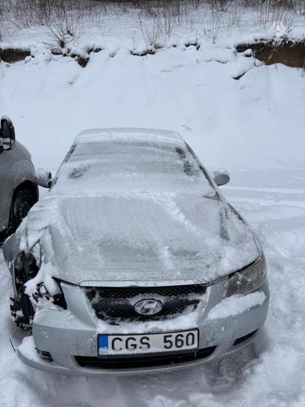 Grey Hyundai Sonata 2007 in Kaunas, with an engine capacity of 2.00 L and mileage of 340 thousand km for 450 €, photo 2 on AUTOMOTO.COM.LV