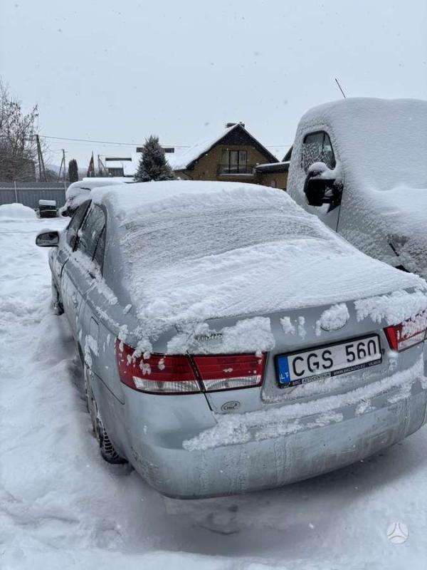 Grey Hyundai Sonata 2007 in Kaunas, with an engine capacity of 2.00 L and mileage of 340 thousand km for 450 €, photo 4 on AUTOMOTO.COM.LV