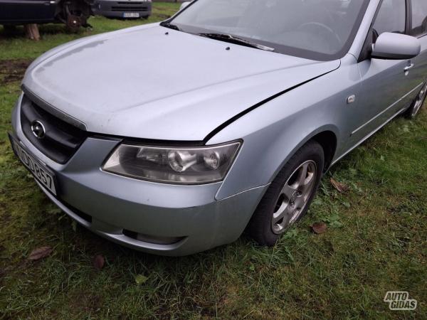 Grey Hyundai Sonata 2007 in Mazeikiai, with an engine capacity of 2.00 L and mileage of 290 thousand km for 370 €, photo 1 on AUTOMOTO.COM.LV