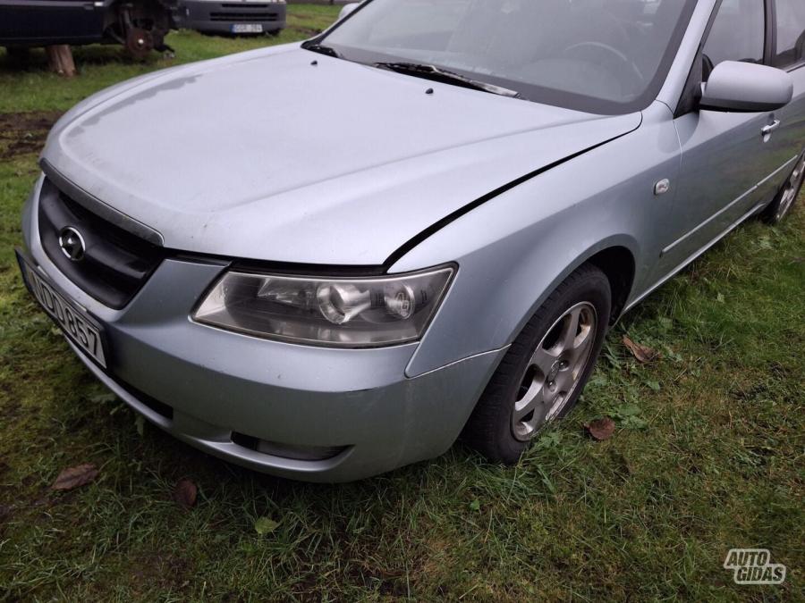 Grey Hyundai Sonata 2007 in Mazeikiai, with an engine capacity of 2.00 L and mileage of 290 thousand km for 370 €, photo 1 on AUTOMOTO.COM.LV
