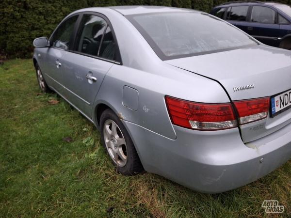 Grey Hyundai Sonata 2007 in Mazeikiai, with an engine capacity of 2.00 L and mileage of 290 thousand km for 370 €, photo 2 on AUTOMOTO.COM.LV