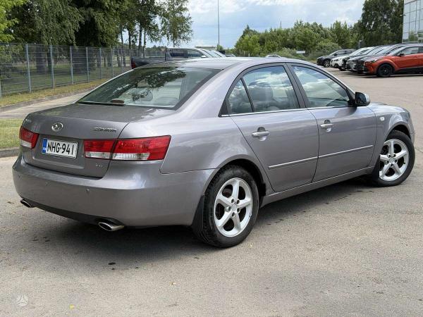 Hyundai Sonata 2007 in Panevezys on AUTOMOTO.COM.LV Grey Hyundai Sonata 2007 in Panevezys, with an engine capacity of 3.34 L and mileage of 264 thousand km for 1000 €, photo 5 on AUTOMOTO.COM.LV