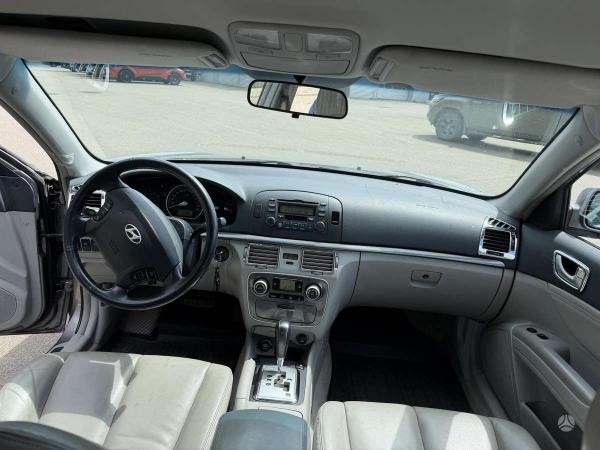 Hyundai Sonata 2007 in Panevezys on AUTOMOTO.COM.LV Grey Hyundai Sonata 2007 in Panevezys, with an engine capacity of 3.34 L and mileage of 264 thousand km for 1000 €, photo 11 on AUTOMOTO.COM.LV