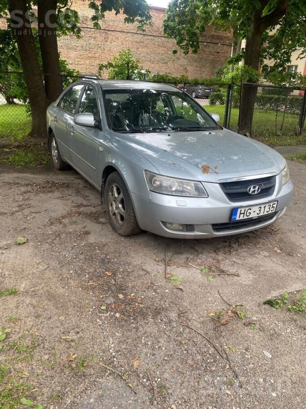 Pelēks Hyundai Sonata 2008 Rīga, ar dzinēja tilpumu 2.00 L un nobraukumu 185 tūkst. km par 1100 €, foto 1 vietnē AUTOMOTO.COM.LV