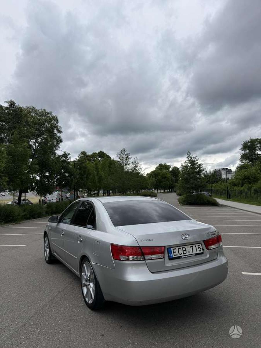 Pelēks Hyundai Sonata 2008 Viļņa, ar dzinēja tilpumu 1.99 L un nobraukumu 290 tūkst. km par 1450 €, foto 5 vietnē AUTOMOTO.COM.LV