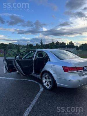 Pelēks Hyundai Sonata 2008 Cēsis, ar dzinēja tilpumu 2.00 L un nobraukumu 220 tūkst. km par 1000 €, foto 3 vietnē AUTOMOTO.COM.LV