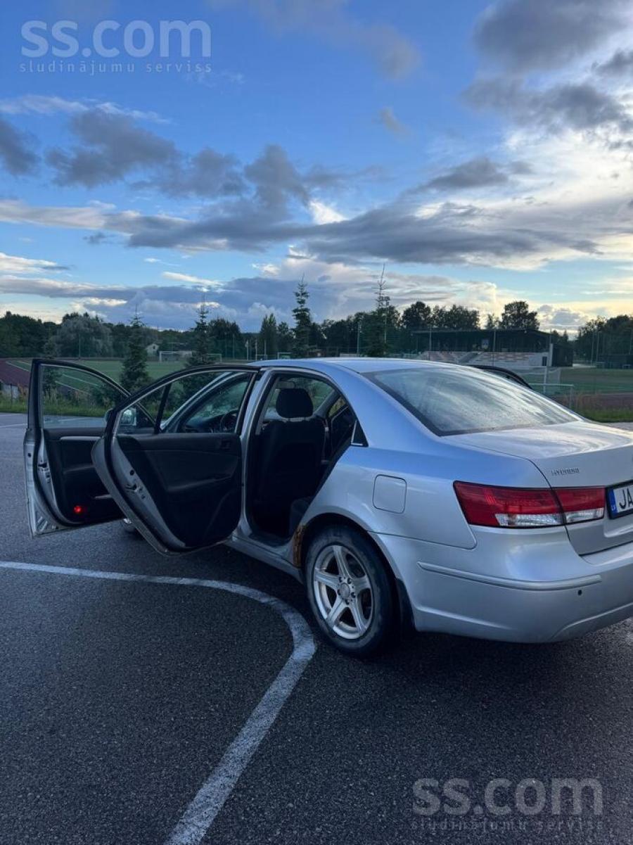 Pelēks Hyundai Sonata 2008 Cēsis, ar dzinēja tilpumu 2.00 L un nobraukumu 220 tūkst. km par 1000 €, foto 3 vietnē AUTOMOTO.COM.LV