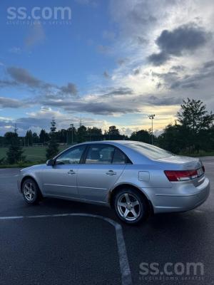 Pelēks Hyundai Sonata 2008 Cēsis, ar dzinēja tilpumu 2.00 L un nobraukumu 220 tūkst. km par 1000 €, foto 4 vietnē AUTOMOTO.COM.LV
