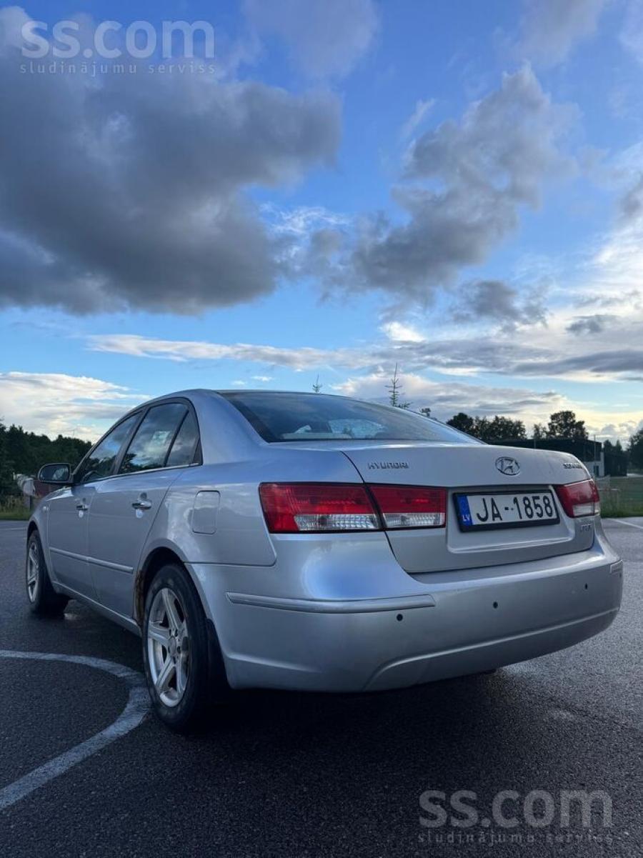 Pelēks Hyundai Sonata 2008 Cēsis, ar dzinēja tilpumu 2.00 L un nobraukumu 220 tūkst. km par 1000 €, foto 7 vietnē AUTOMOTO.COM.LV